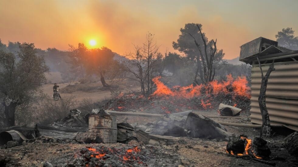 Unprecedented Greece wildfires force mass evacuations – A greener life ...